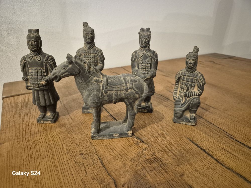 Terrakotta Armee Figuren mit Pferd & Box (Gebraucht) in Mellingen für CHF 1 – nur Abholung auf ...