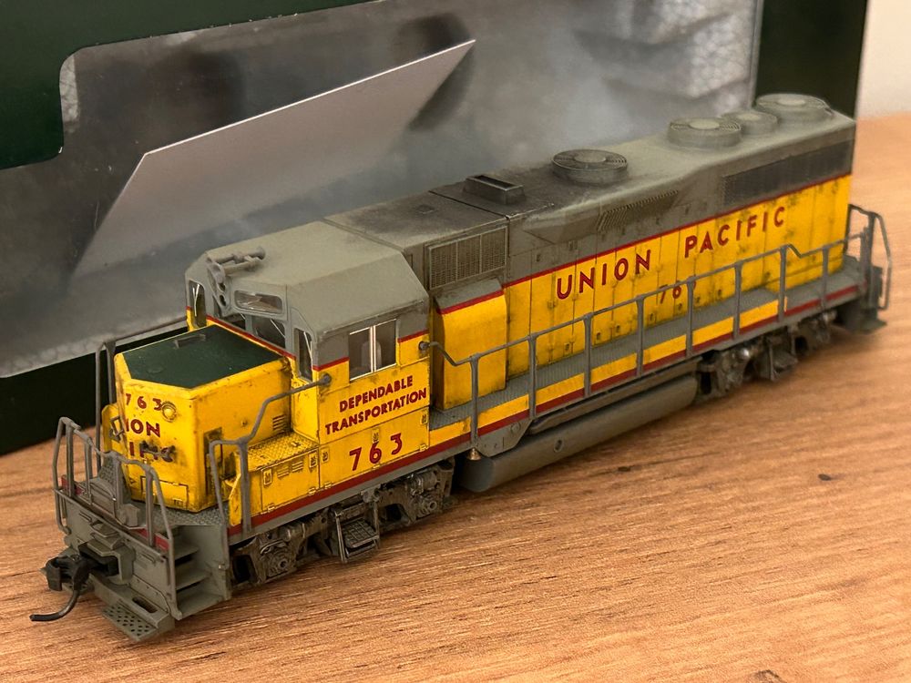 H0/DCC Digital Verwittert Union Pacific #763 EMD GP36 Kato (Neu (gemäss ...