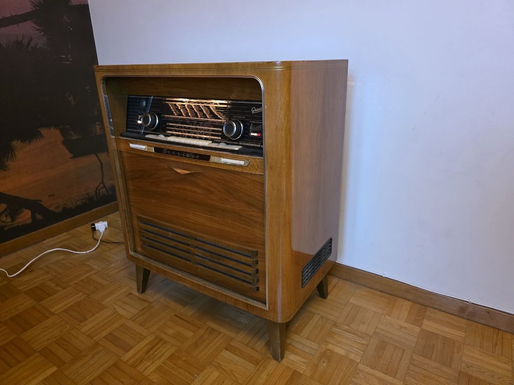 antiker Radio in sehr schönem Holzmöbel (Defekt) in Häutligen für CHF 1 ...