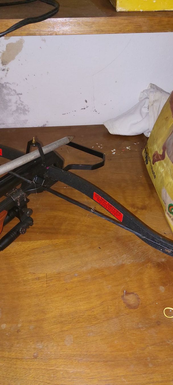 Armbrust mit Holz Schaft Zielfernrohr und ca 40 Pfeile (Gebraucht) in ...