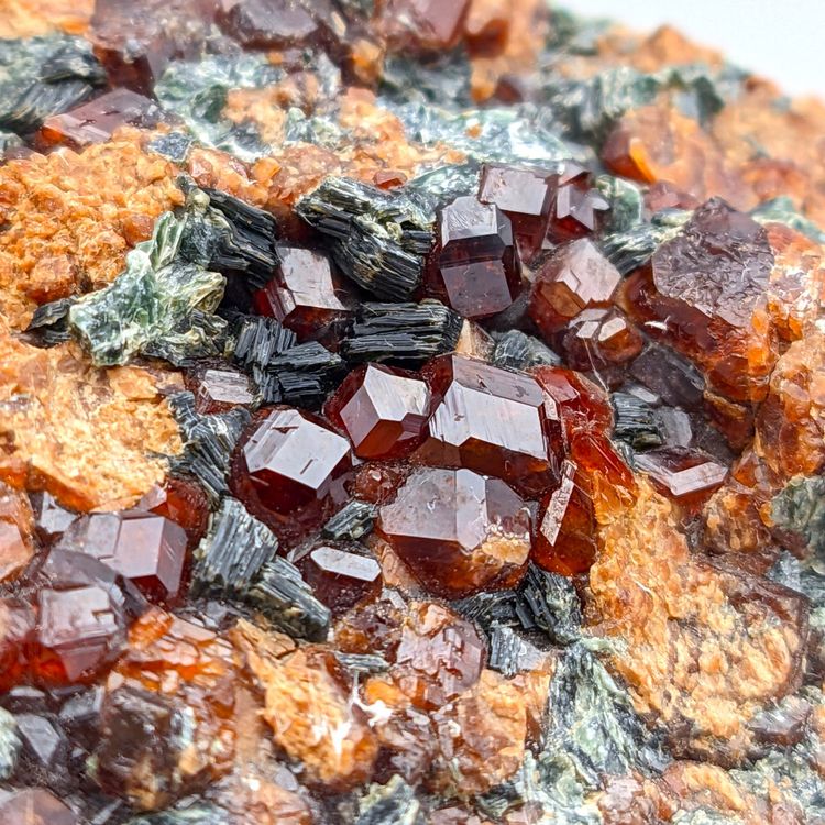 HESSONIT, ORANGE/ROTER GRANAT mit CLINOCHLOR, Italien (Neu (gemäss Beschreibung)) in Balerna für ...