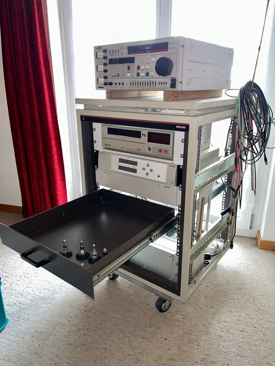 Philips Video Rack mit Inhalt und Schublade | Kaufen auf Ricardo