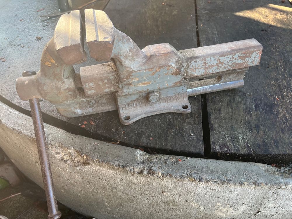 schwerer alter Schraubstock, 40 cm lang (Gebraucht) in Wila für CHF 30 ...