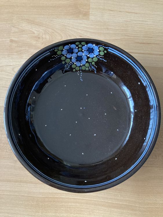 Schwarze Schale mit Blumenverzierung von Hänni Heimberg (Gebraucht) in ...