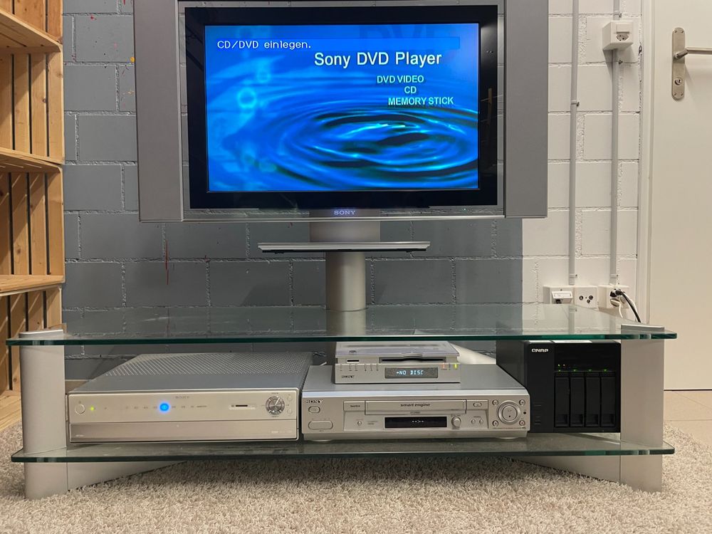 Sony TV LDM-3000 inkl. Design Gestell aus Glas | Kaufen auf Ricardo