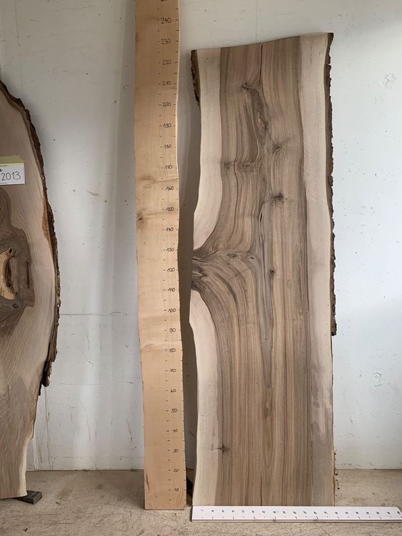 (KOPIE) Nussbaum Brett Holzplatte. Mit Naturkante und Rinde | Kaufen ...