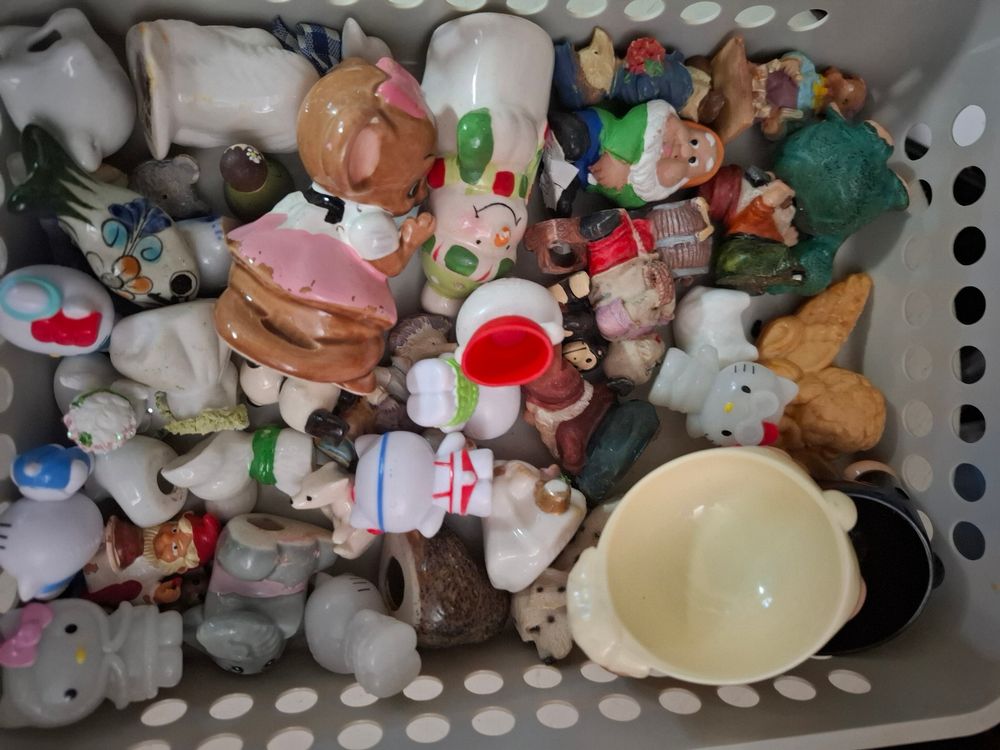 Sammlung Porzellanfiguren, Hello Kitty, Zwerge uvm. (Gebraucht) in Schönholzerswilen für CHF 7 ...