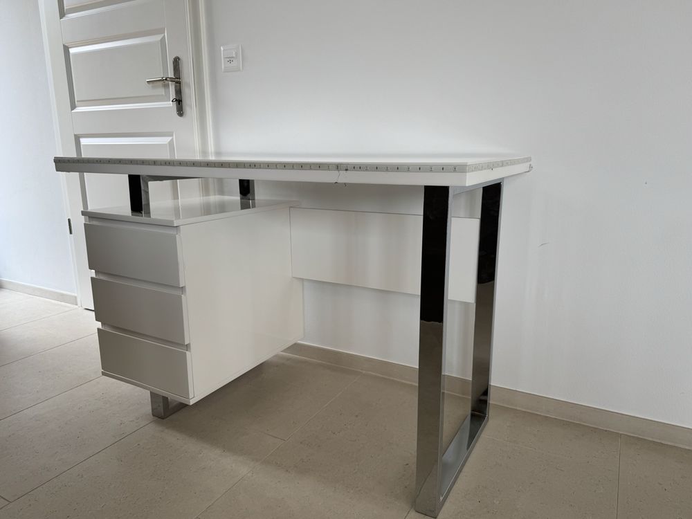 Pult mit LED (Gebraucht) in Zürich für CHF 1 – nur Abholung auf Ricardo ...