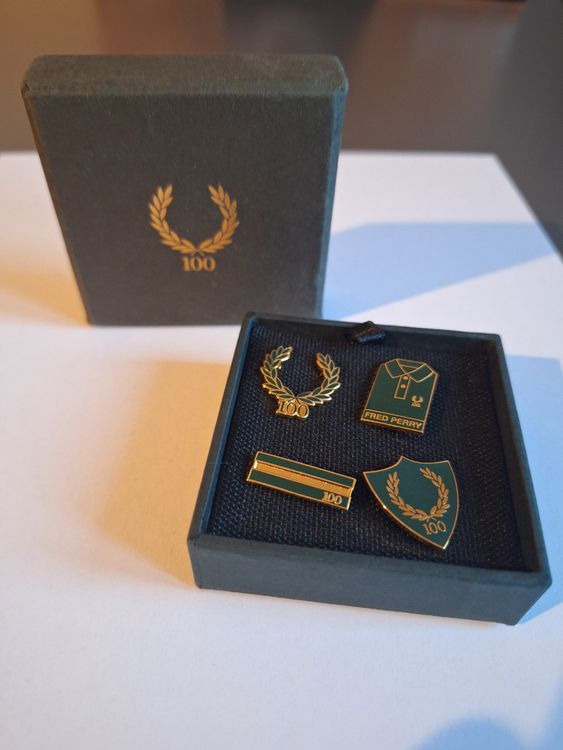 Fred Perry Pins Special Edition 100 Jahre (neu) | Kaufen auf Ricardo