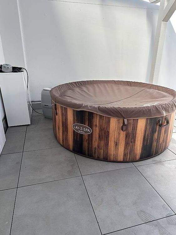 Bestway Lay-Z-Spa Pool - Helsinki (Gebraucht) in Balzers für CHF 425 ...