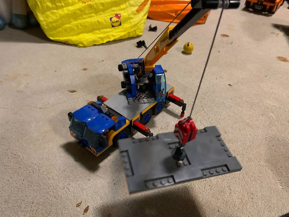Lego Camion grue (D'occasion) à Bevaix pour CHF 5 – retrait uniquement ...