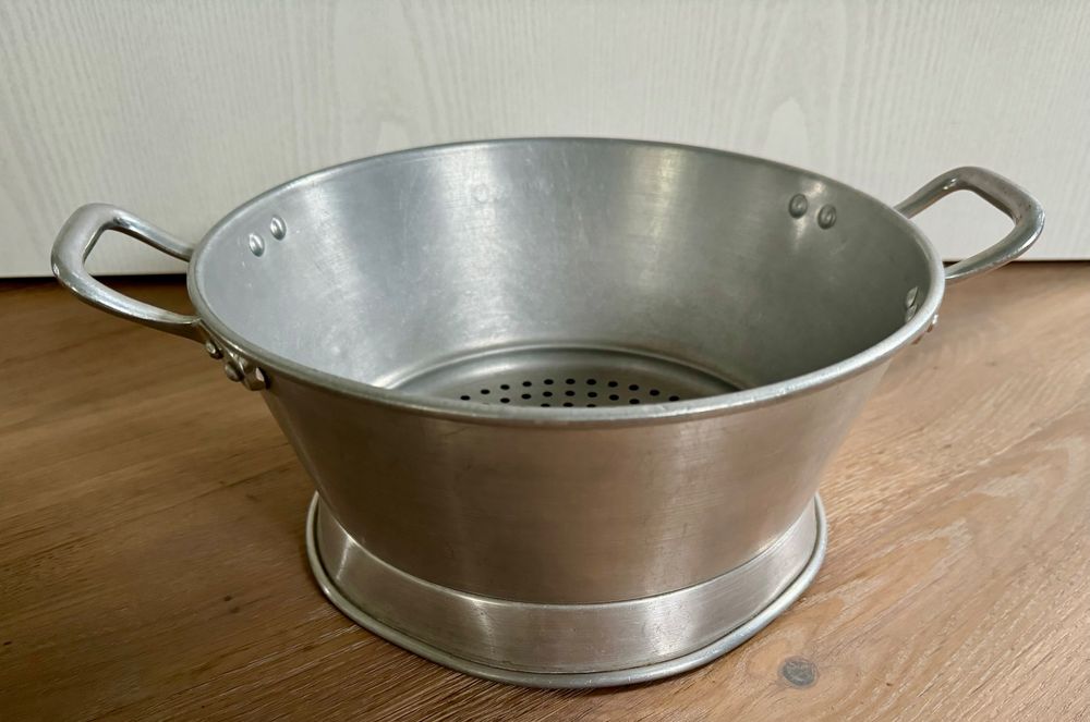 Alu Löcherbecken Löchersieb vintage 24 cm von SIGG (Gebraucht) in Rothrist für CHF 22 – mit ...