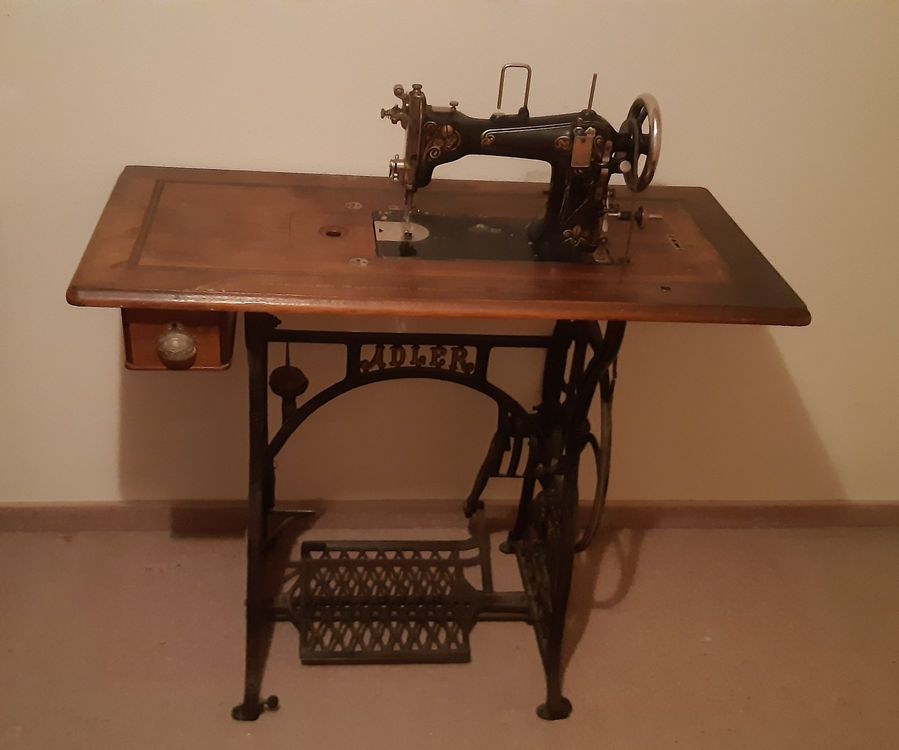 Antike Adler Nähmaschine mit Holzkasten (Gebraucht) in Schwyz für CHF 1 – nur Abholung auf ...