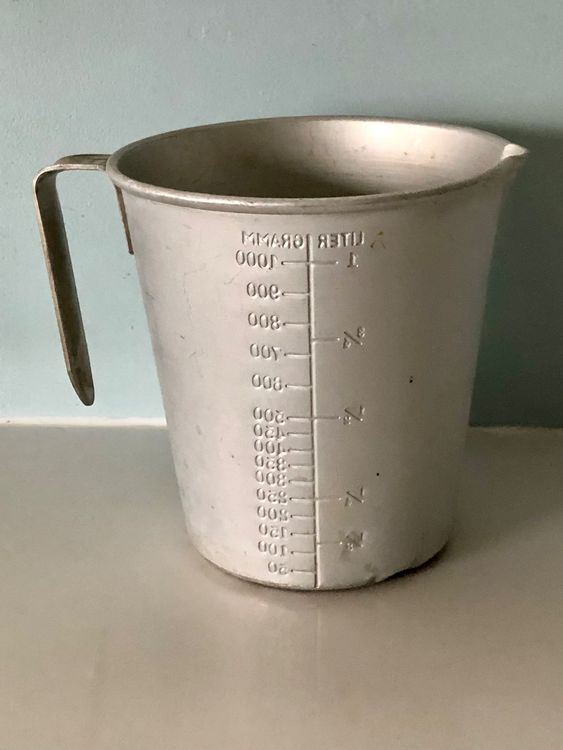 Alter Massbecher aus Aluminium 1 Liter Messbecher (Gebraucht) in ...