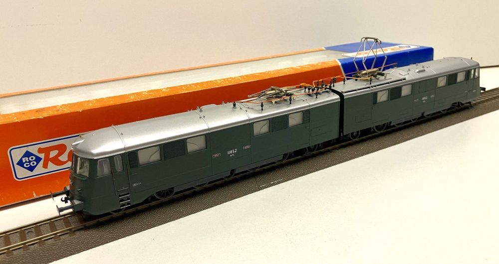 Roco 43770= Ae 8/14 SBB 11852 LANDI-Lok - Schnittstelle NEM (Neu ...