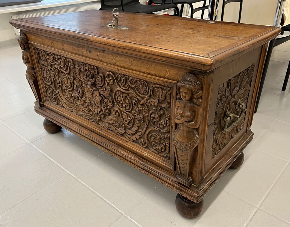 Grosse antike Truhe aus Holz mit kunstfertiger Ornamentik | Kaufen auf ...