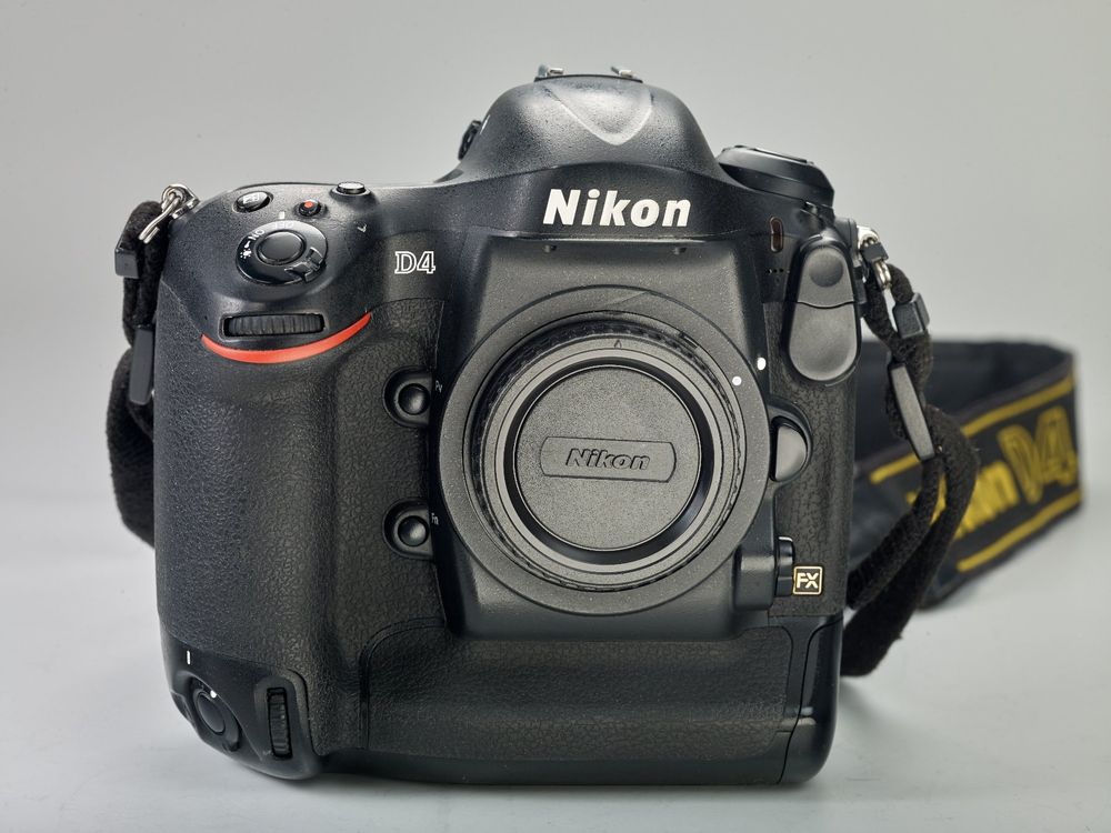 Nikon D4 mit zwei Akkus und Ladegerät jetzt ab 1.– | Kaufen auf Ricardo