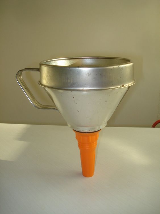 Grosser Blech Trichter Ø 16 cm (Gebraucht) in Urdorf für CHF 5 – mit ...
