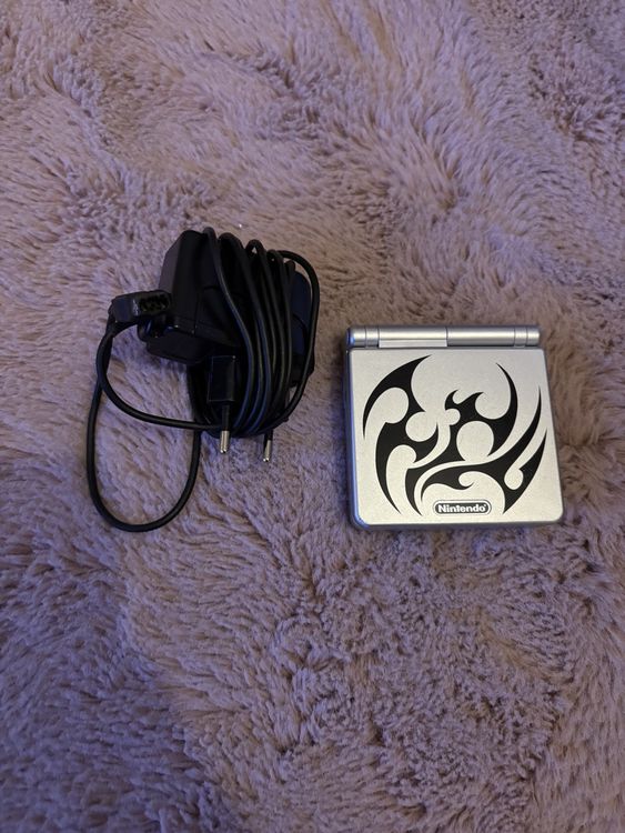 Gameboy Advance SP Tribal mit Ladegerät | Kaufen auf Ricardo