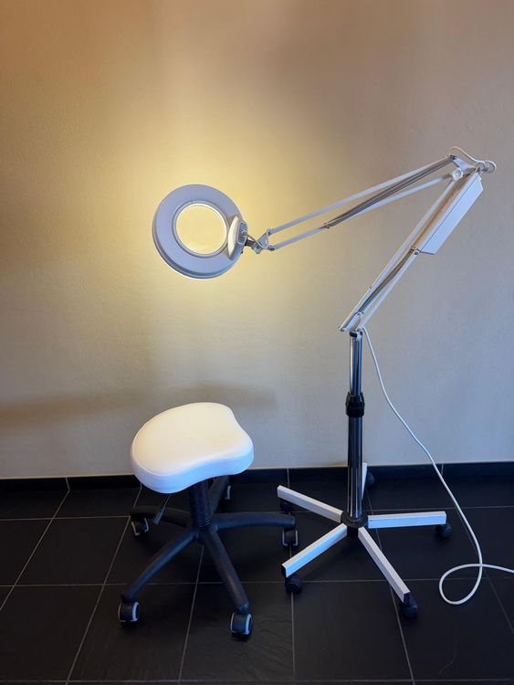 Lupenlampe mit Stativ und Hocker für Kosmetik / Pflege | Kaufen auf Ricardo