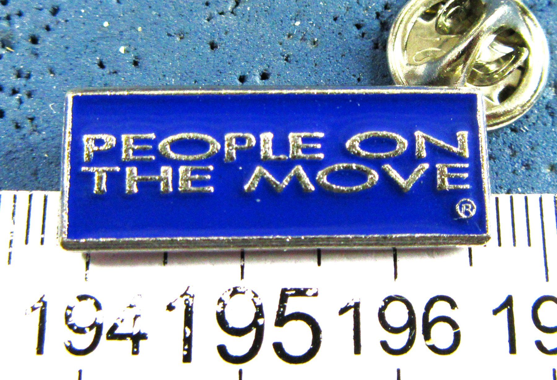 PEOPLE ON THE MOVE SCHMUCK-PIN GEPRÄGT LACKIERT (Gebraucht) in Ettingen ...