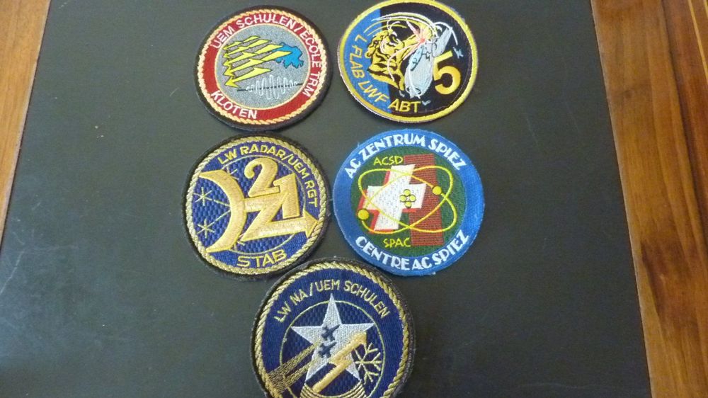 5 Div Badges (Gebraucht) in Zürich für CHF 14 – mit Lieferung auf ...