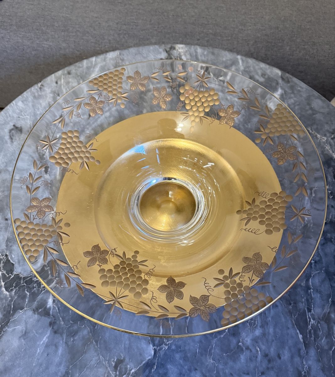 Vintage Glass Cake Stand with Golden Grape Design (Neu (gemäss ...