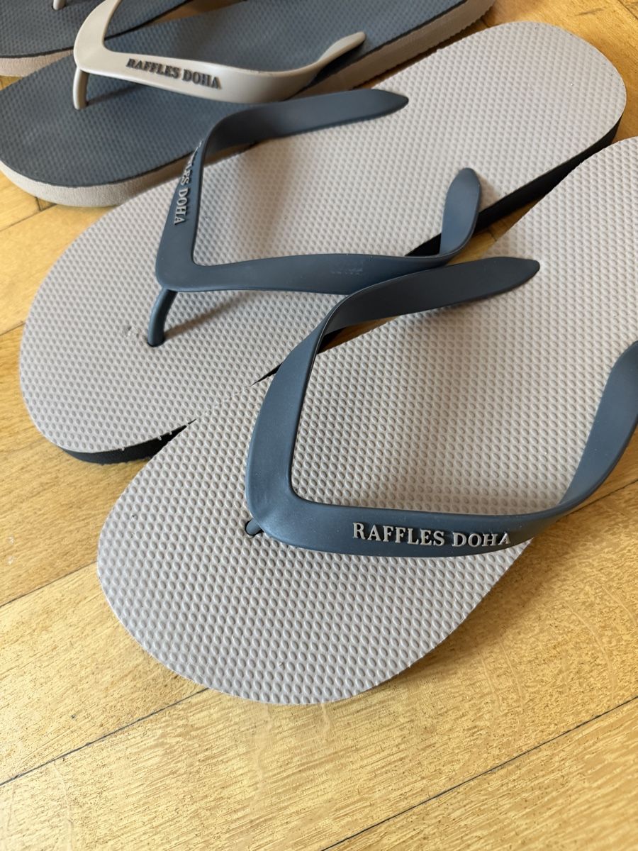 Tongs d'été Raffles Hotel Doha, pointure unique homme - neuf (Neuf ...