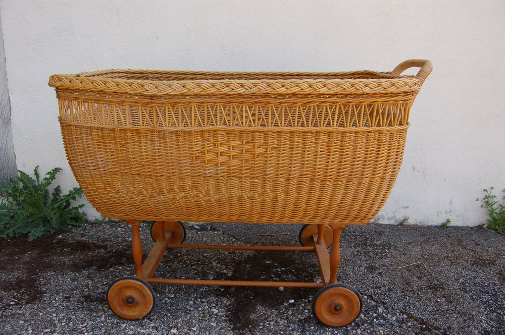 Alter Stubenwagen aus Holz mit Geflecht (Gebraucht) in Bauma für CHF 29 ...