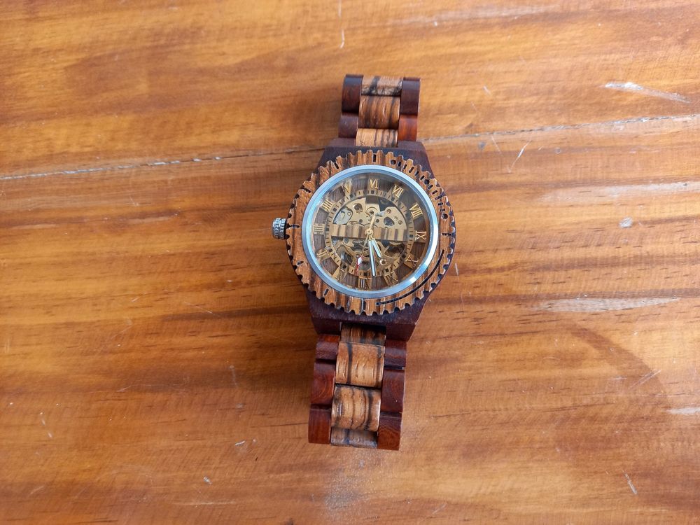 Uhr mit Automatikaufzug aus Holz mit römischen Ziffern (Neu und originalverpackt) in Lausanne ...