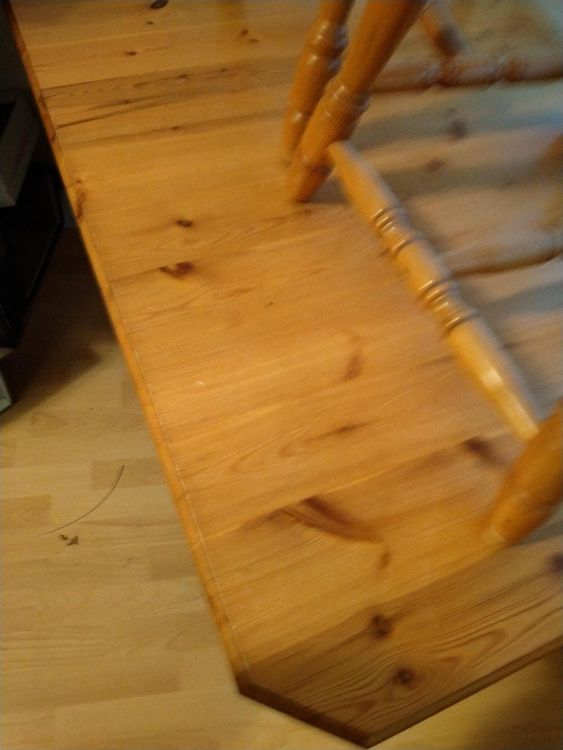 Tisch mit Zwei Stabelen Stühlen | Kaufen auf Ricardo