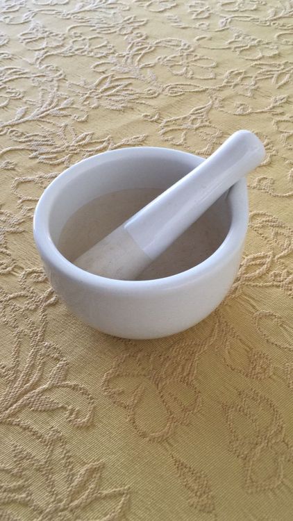 Mortaio con pestello in porcellana bianca (Gebraucht) in Melano für CHF ...
