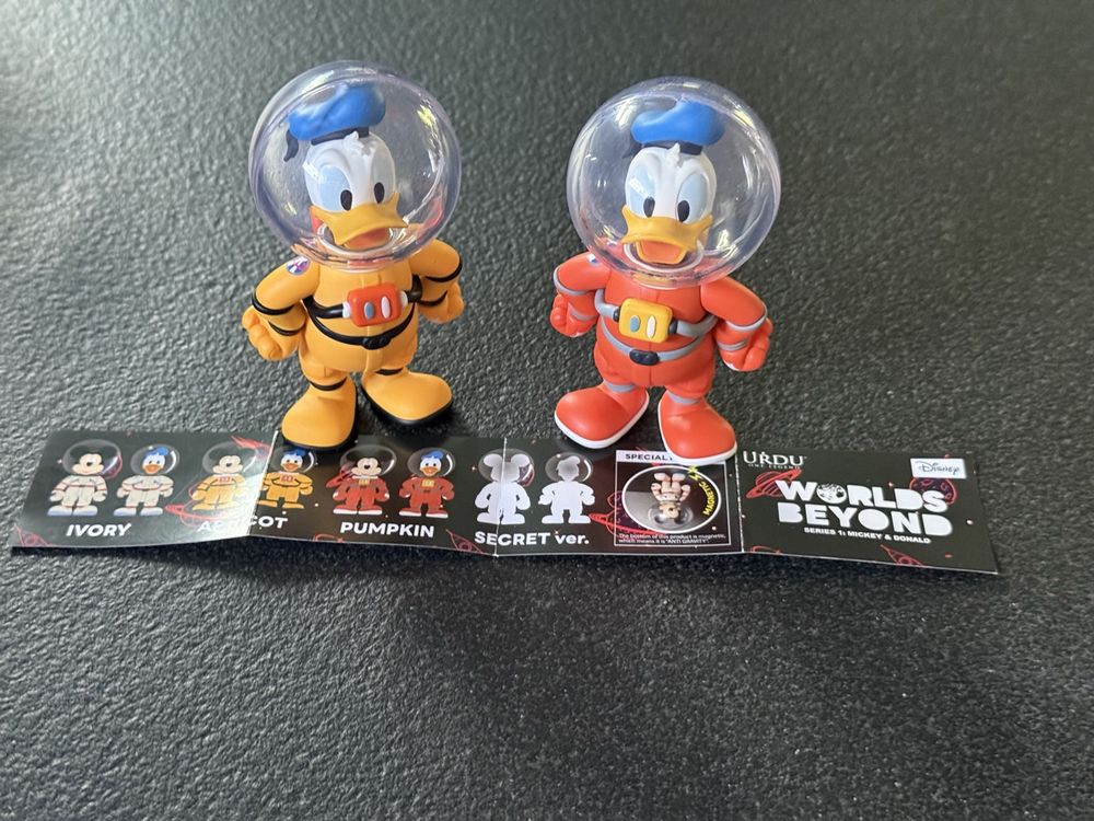 Disney - World Beyond 2x Donald Duck Spaceship (Neu (gemäss ...