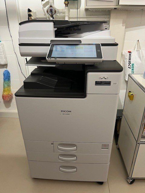 Ricoh IM C2000 Multifunktionsgerät mit 3 Schuladen (Gebraucht) in Küsnacht ZH für CHF 700 – nur ...