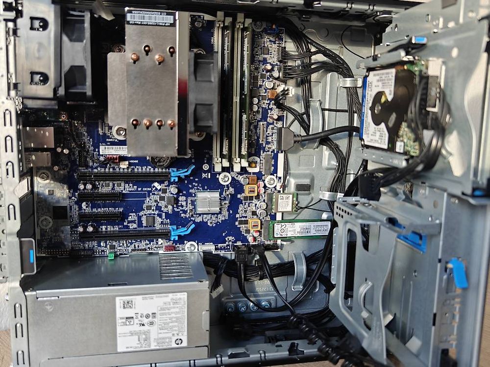 Profesional PC HP Z2 SFF G4 i7 8700 16/512 qhd monitor (Gebraucht) in ...