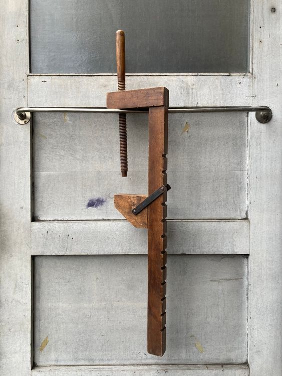 Antike verzierte Holz-Zwinge (Gebraucht) in Malters für CHF 50 – nur ...