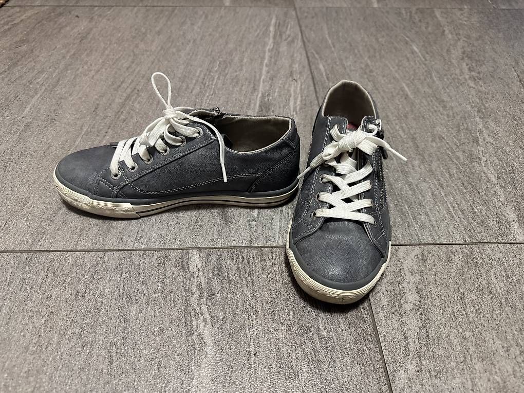 Sneackers Mustang in pelle grigia (Gebraucht) in Loco für CHF 80 – nur ...