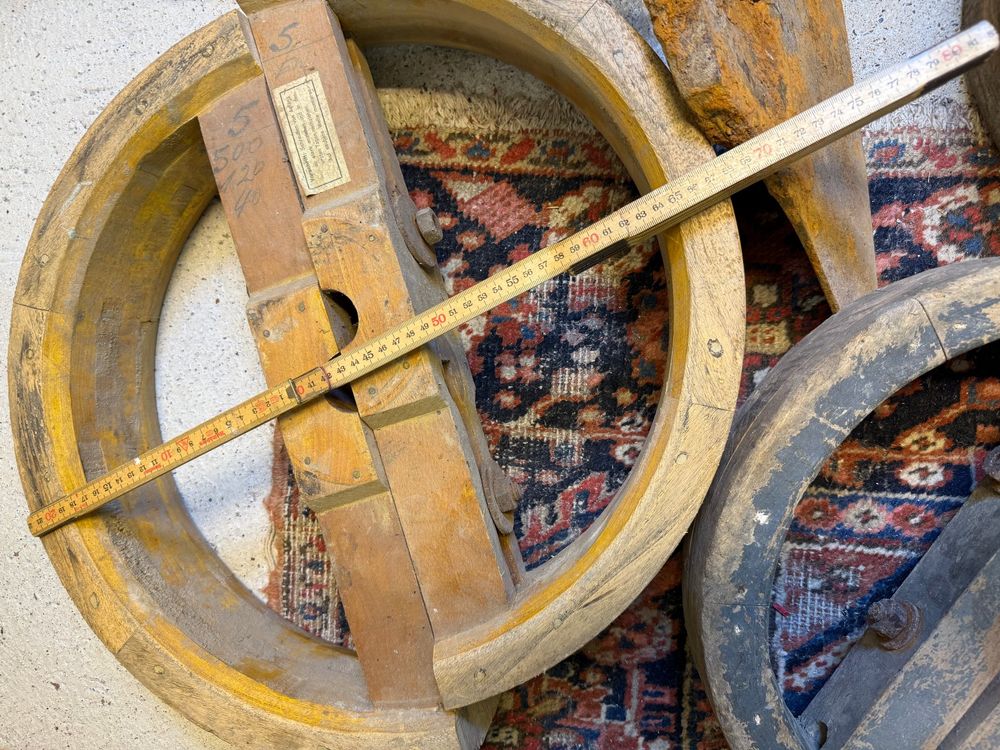 Antike Holzräder + Beil aus alter Mühle antikes Holz (Gebraucht) in ...