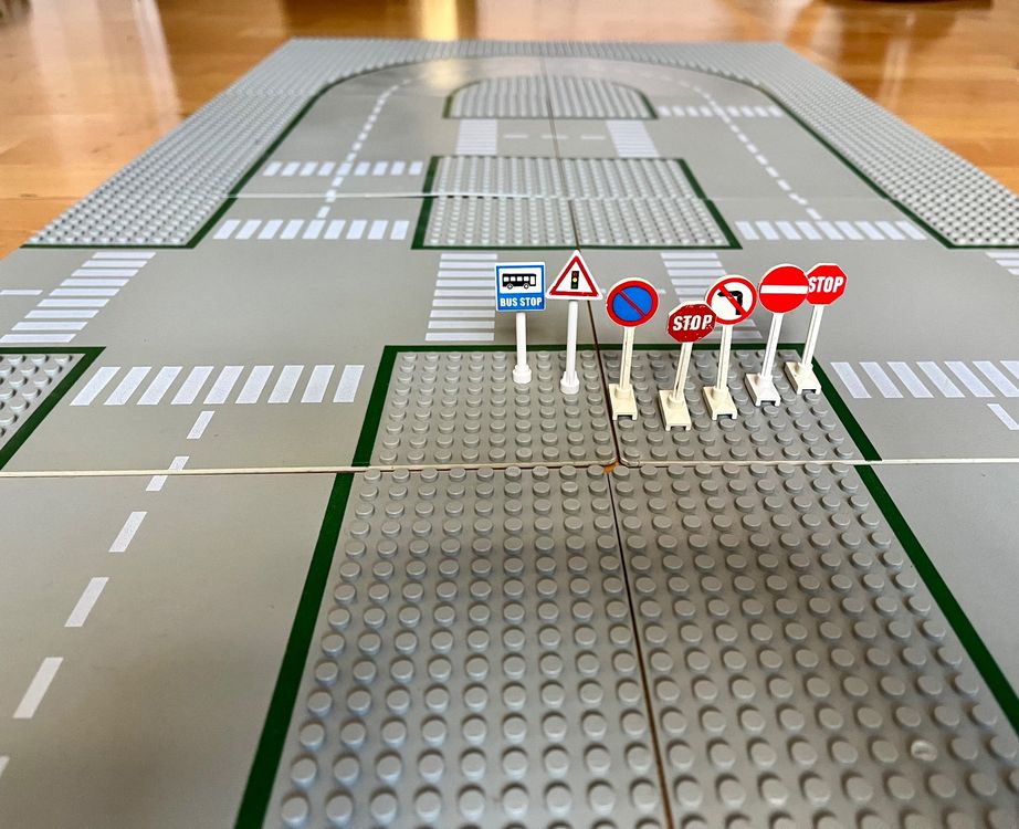 Lego Bauplatten 10 Strassen mit 7 Verkehrszeichen | Kaufen auf Ricardo