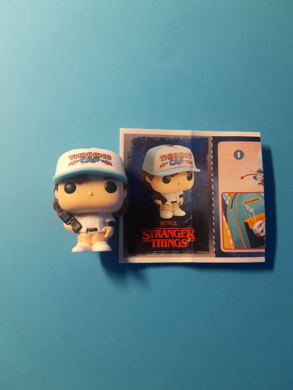 Kinder Joy Strange Things (Dustin) (Nuovo (secondo la descrizione)) a ...