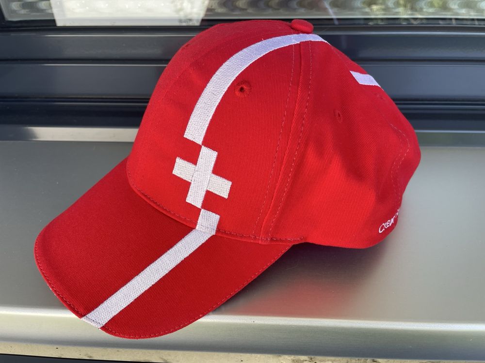 Rote Credit Suisse Cap/Kappe mit Schweizerkreuz Motiv. (Neu (gemäss ...