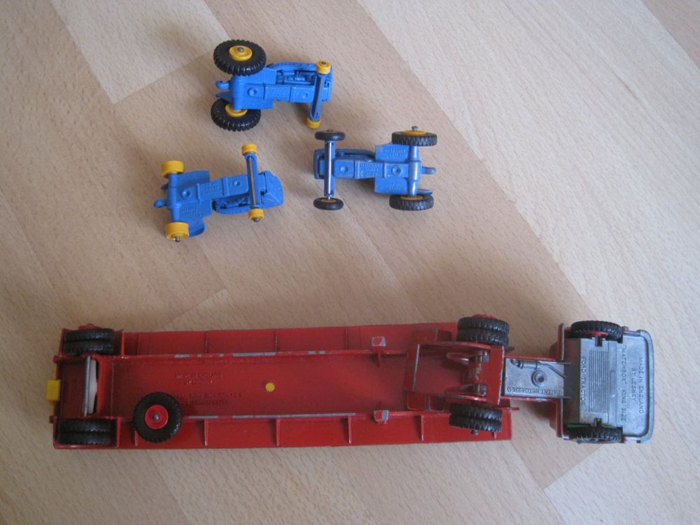 Ford Tractor Tasker Transporter mit 3 Traktoren Matchbox (Gebraucht) in ...