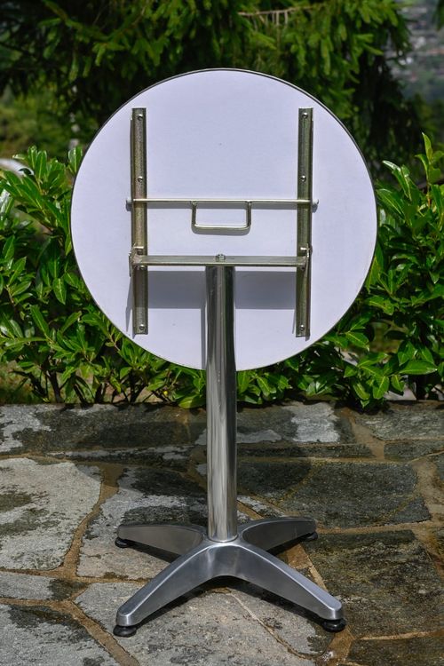 Table de jardin alu, acier inoxydable + 2 chaises (D'occasion) à Choëx pour CHF 40 – retrait ...