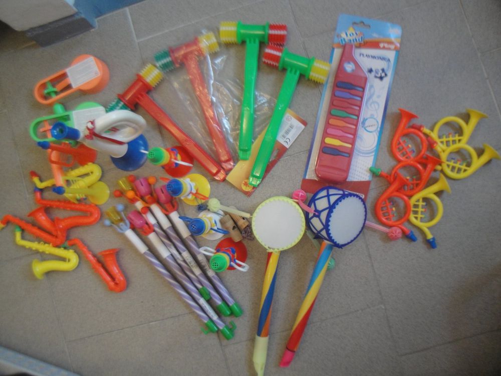 34 Instrumente für Kinder Tröten, Rätschen, Handtrommeln usw (Neu ...