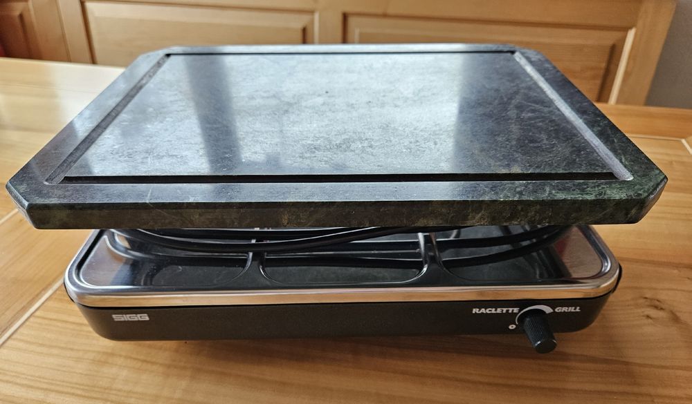 Racletteofen-Tischgrill mit Steinplatte (Gebraucht) in Scuol für CHF 69 – mit Lieferung auf ...