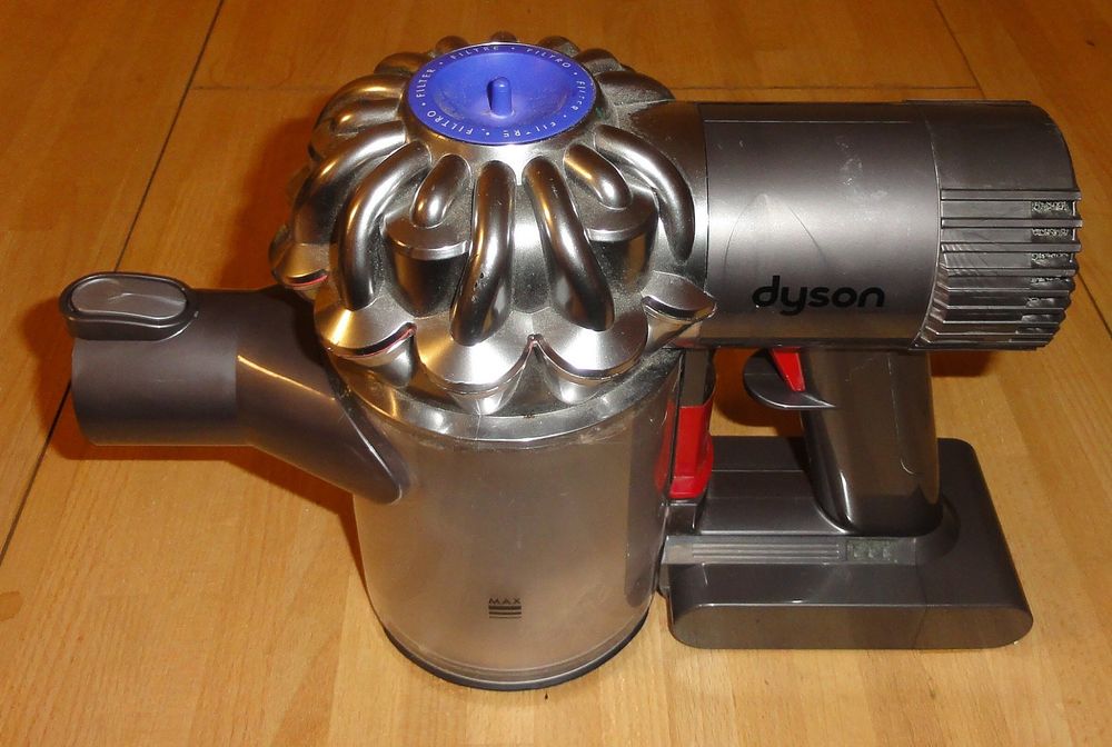Dyson V6 (DC62) Slim mit Akku, Ladegerät und 2 Aufsätzen (Gebraucht) in Waldenburg für CHF 71 ...