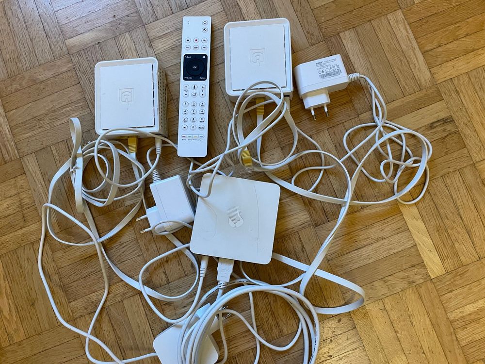 Swisscom TV-Box UHD inkl. Fernbedienung + 2 Überbrück.boxen (Gebraucht ...