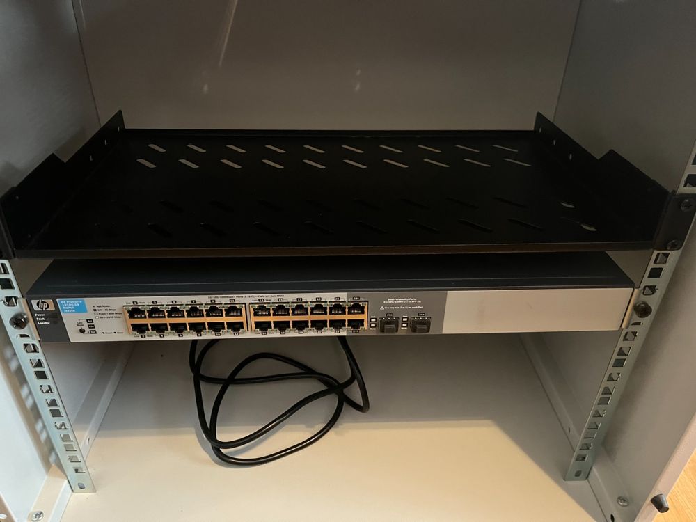 19 Zoll Rack mit Switch | Kaufen auf Ricardo