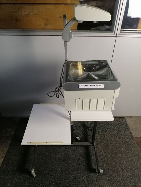 3M Hellraum-Projektor inkl. Tisch (Gebraucht) in Münchenstein für CHF 60 – nur Abholung auf ...