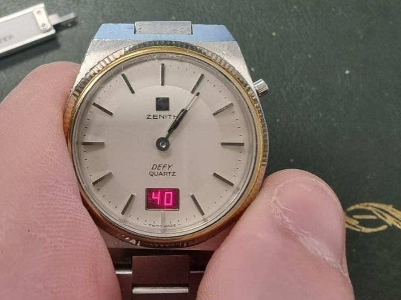 Montre rare Zénith Defy quartz led rouge vintage (Gebraucht) in La ...